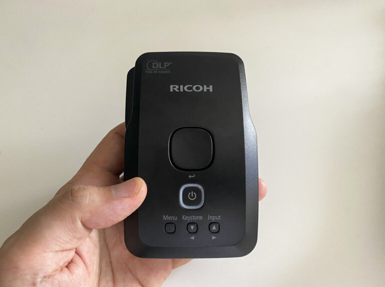 RICOH Image Pointer GP01を実機レビュー！手のひらサイズの小型プロジェクターならこれがおすすめ - Rentio PRESS [レンティオプレス]