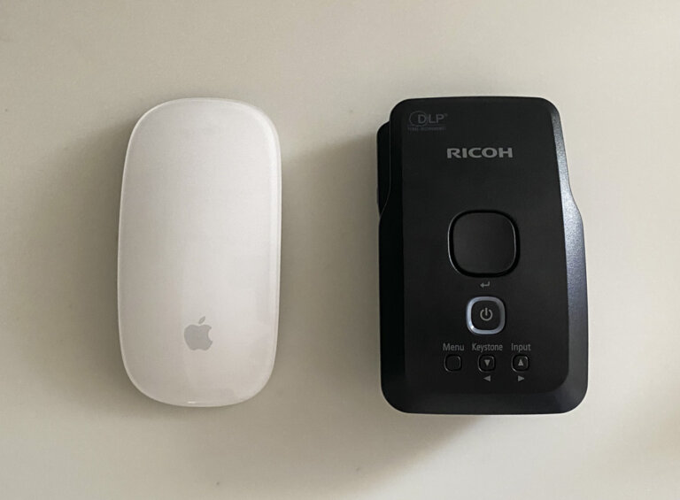 RICOH Image Pointer GP01を実機レビュー！手のひらサイズの小型プロジェクターならこれがおすすめ - Rentio PRESS [レンティオプレス]