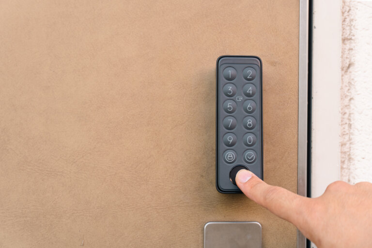 SwitchBotのスマートロックをレビュー！指紋認証もできるキーパッドタッチはマストアイテム - Rentio PRESS [レンティオプレス]