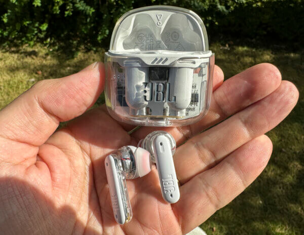 JBL Tune Flex Ghost Editionをレビュー！使い分けできる2ウェイ使用のコスパ良な完全ワイヤレスイヤホン - Rentio PRESS [レンティオプレス]