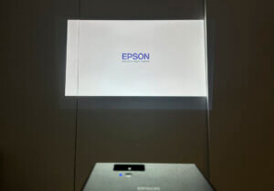 エプソン EF-11SETをレビュー！初心者には嬉しいAndroid TV™がすぐに楽しめて持ち運べるコンパクトなホームプロジェクター ...