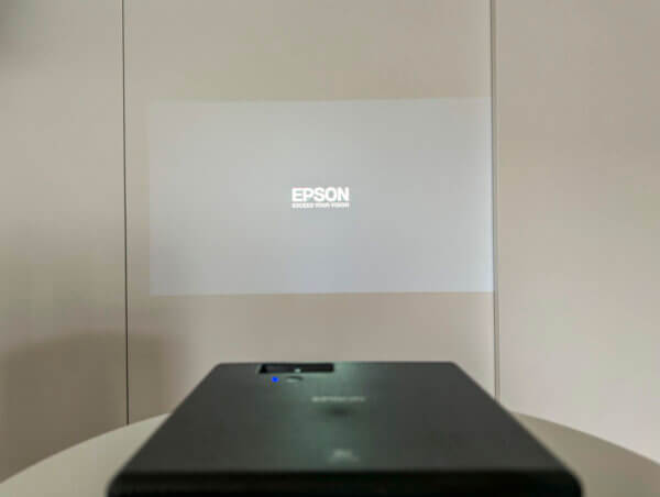 エプソン EF-11SETをレビュー！初心者には嬉しいAndroid TV™がすぐに楽しめて持ち運べるコンパクトなホームプロジェクター ...